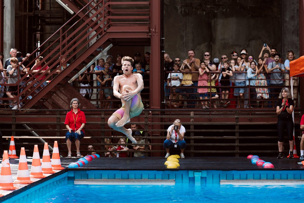 Kult-Highlight kehrt zurück: Arschbomben-Contest im Werksschwimmbad ...